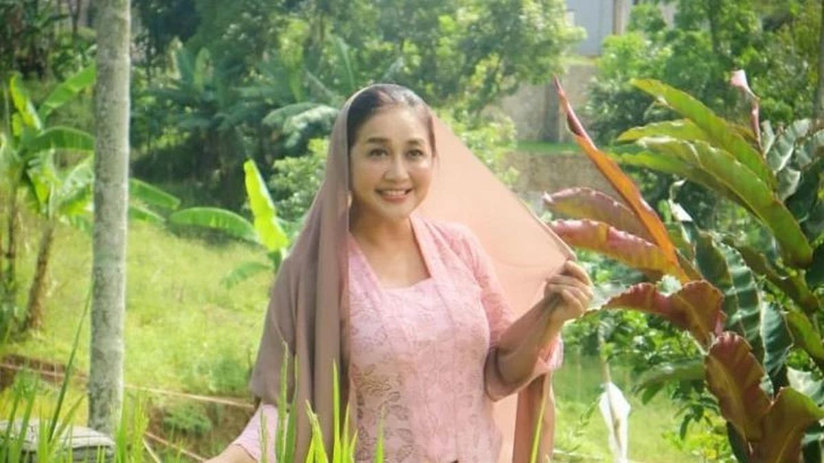Potret Paramitha Rusady Kenakan Kebaya di Sawah, Cantiknya tak Luntur di Usia 55 Tahun - Photo ...