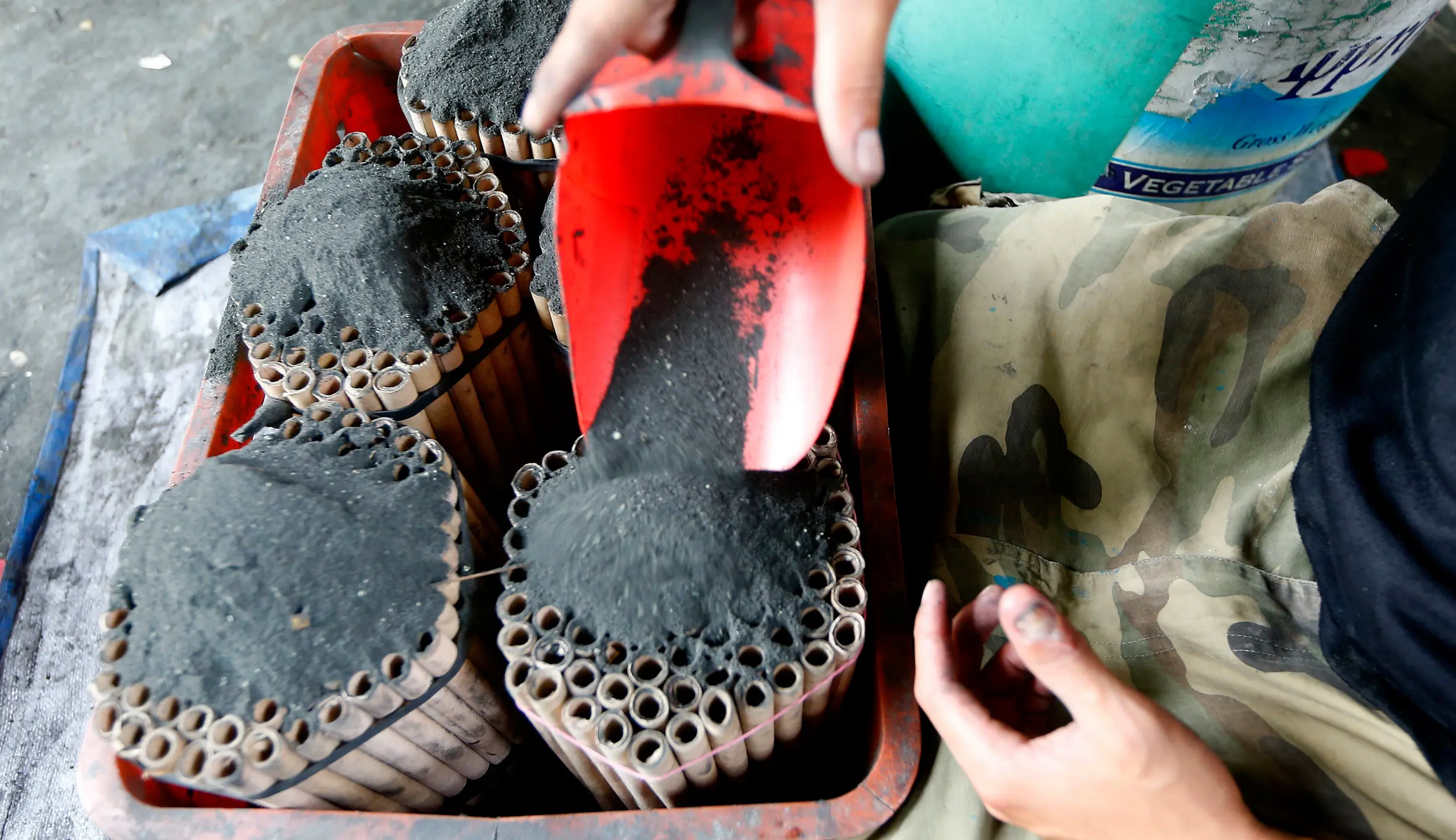 FOTO: Mengintip Proses Pembuatan Kembang Api Tahun Baru khas Filipina ...