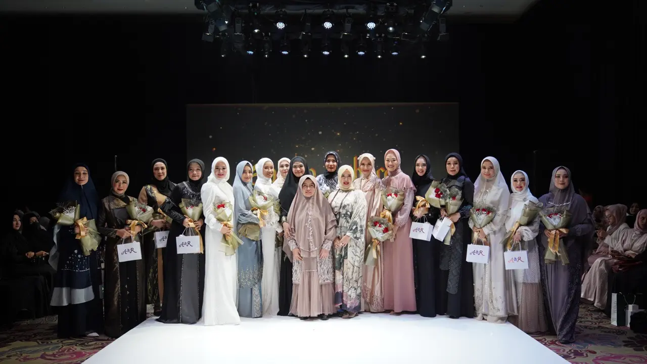 Inneke Koesherawati Tampil Dalam Peragaan Busana Bertajuk Golden Sahara ...