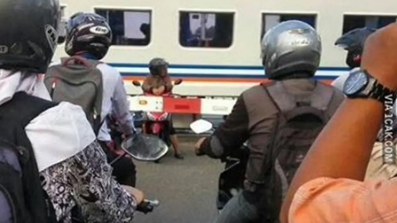 6 Potret Emak-Emak Melanggar Aturan Lalu Lintas Ini Bikin Polisi Meringis - Hot Liputan6.com