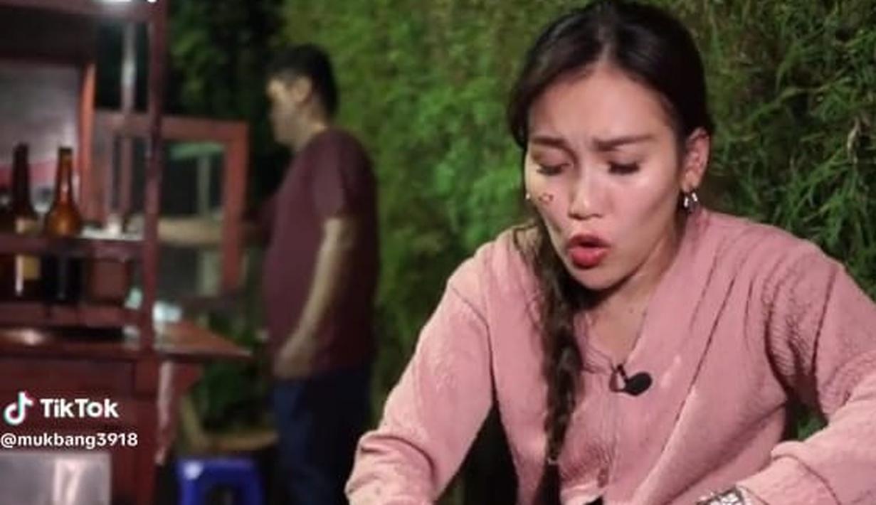 6 Potret Kocak Ayu Ting Ting Makan Bakso Pinggir Jalan, Semua Orang Disapa