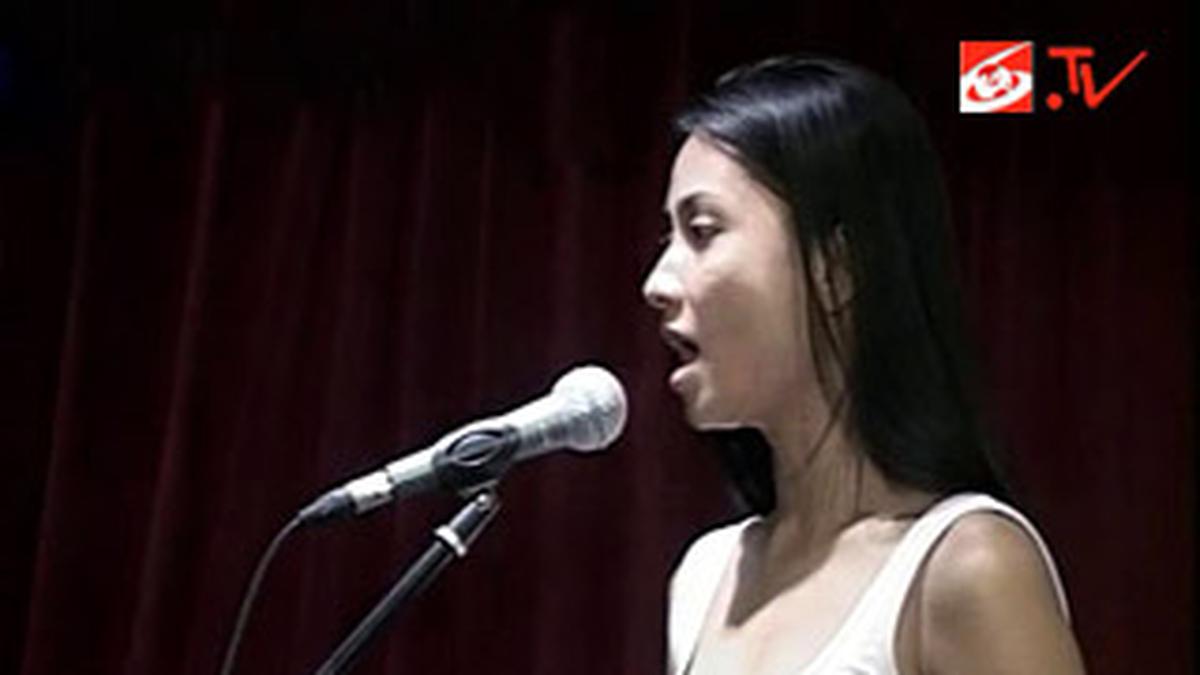 Uli Auliani Berlatih Vokal - ShowBiz Liputan6.com