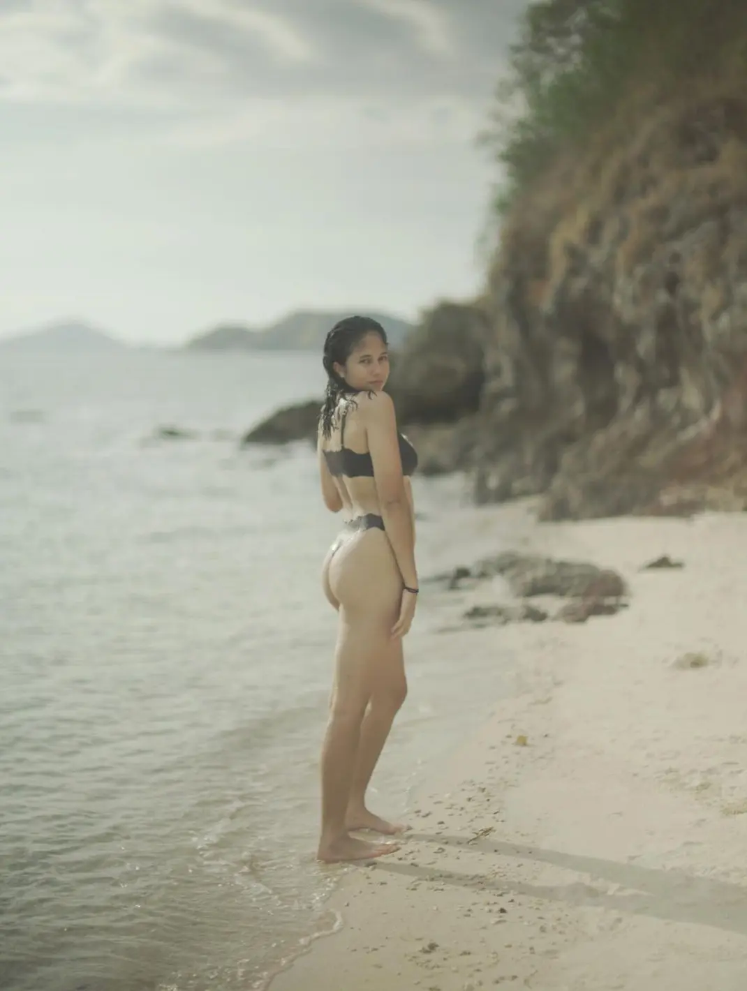 8 Potret Gaya Sitha Marino Pamer Body Goals Pakai Bikini Two Piece hingga Bra Top