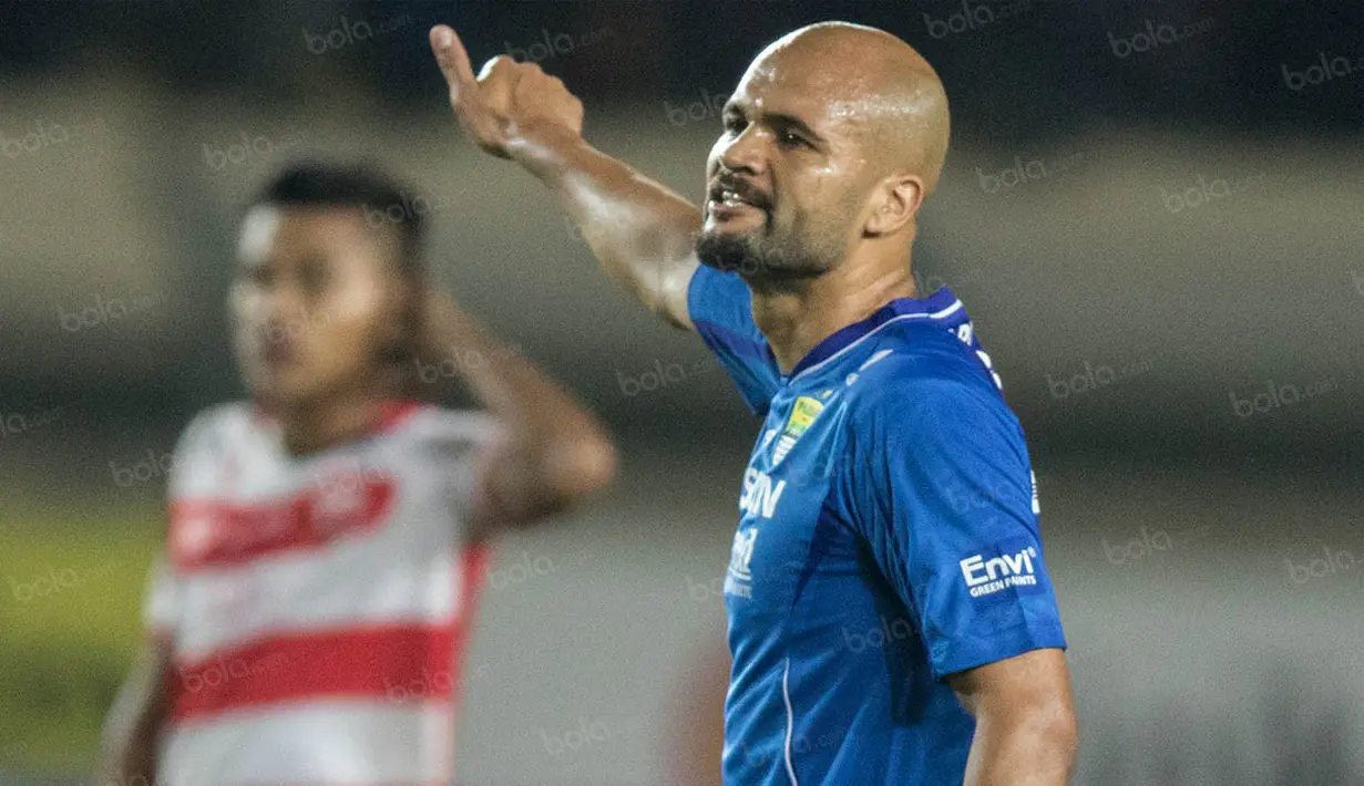 Momen Debut Sergio van Dijk bersama Persib Bandung - Foto Bola.com