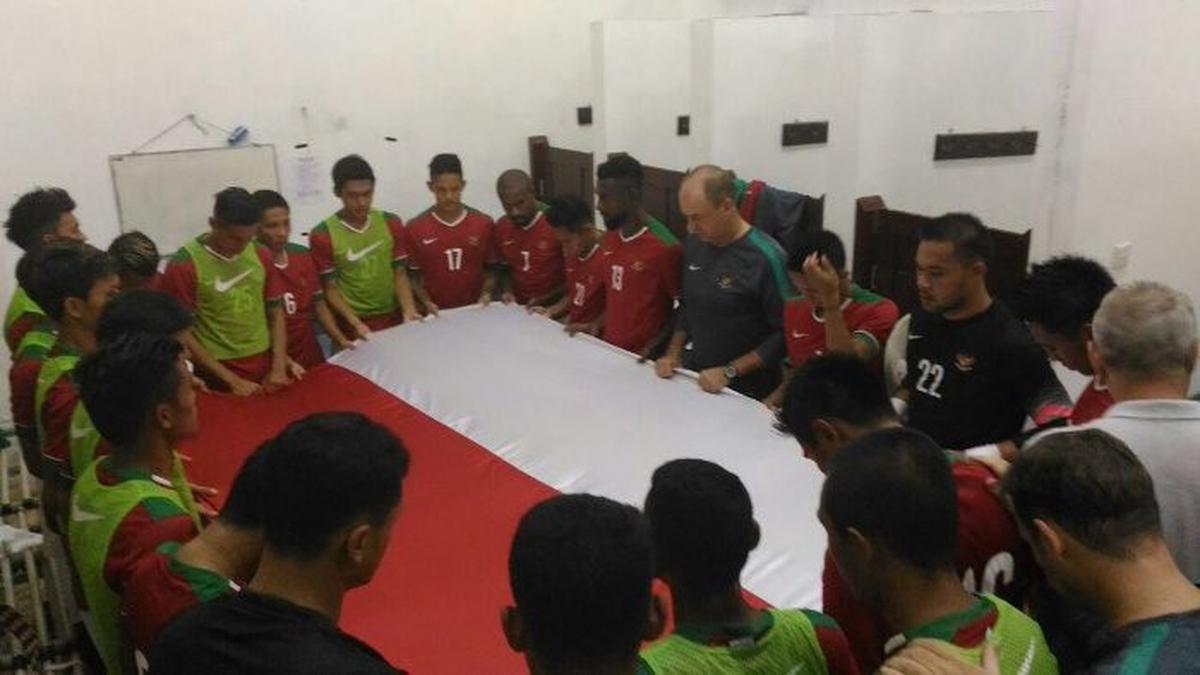 Sebelum Hajar Malaysia, Timnas Bentangkan Merah Putih dan Berdoa - Bola ...