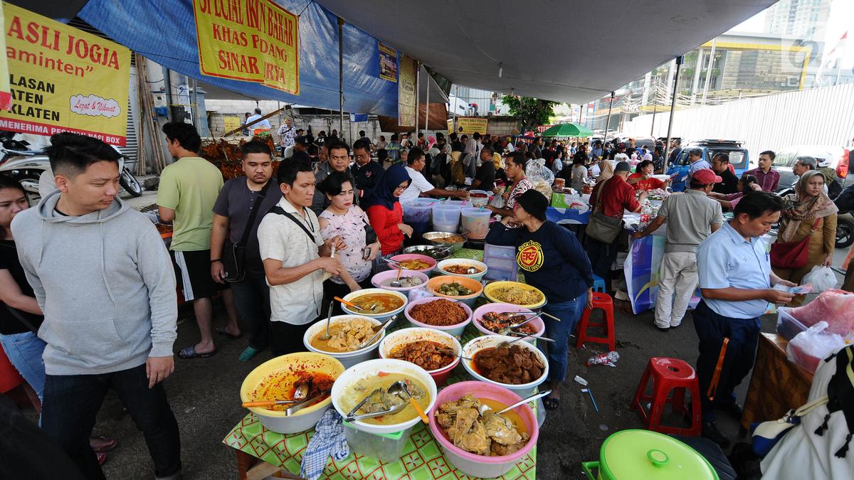 FOTO: Berburu Aneka Menu Takjil di Pasar Benhil