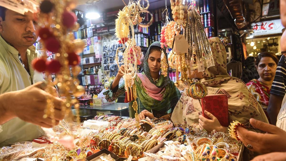 FOTO: Perempuan Pakistan Ramai-Ramai Berburu Perhiasan untuk Lebaran ...