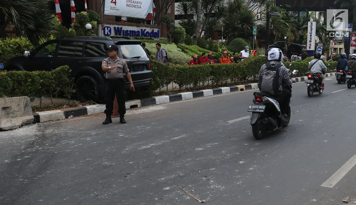 FOTO: Mobil Hitam Berpelat RFP Tabrak Trotoar hingga Ringsek - Foto Liputan6.com