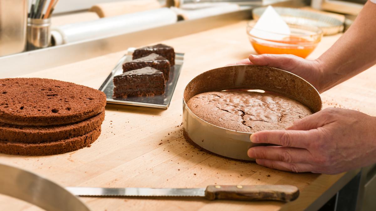 2 Penyebab Kue Pecah dan Hancur saat Dikeluarkan dari Loyang