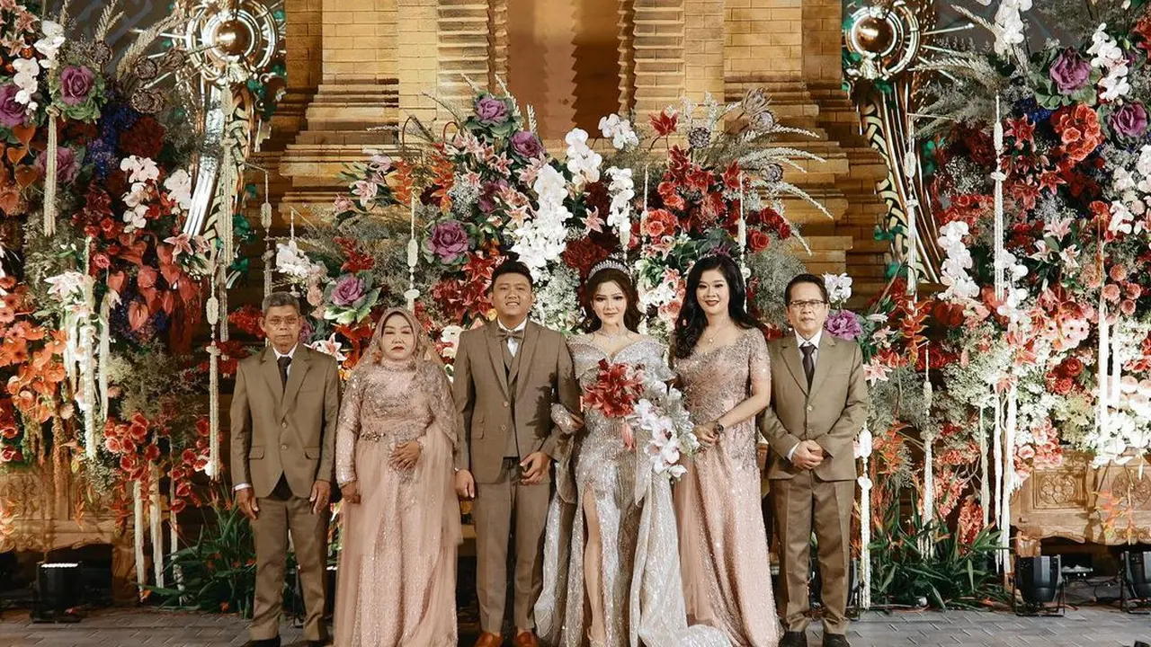 Denny Caknan Makan Bareng Mertua, Paras Ibu Bella Bonita Curi Perhatian - Entertainment Fimela.com