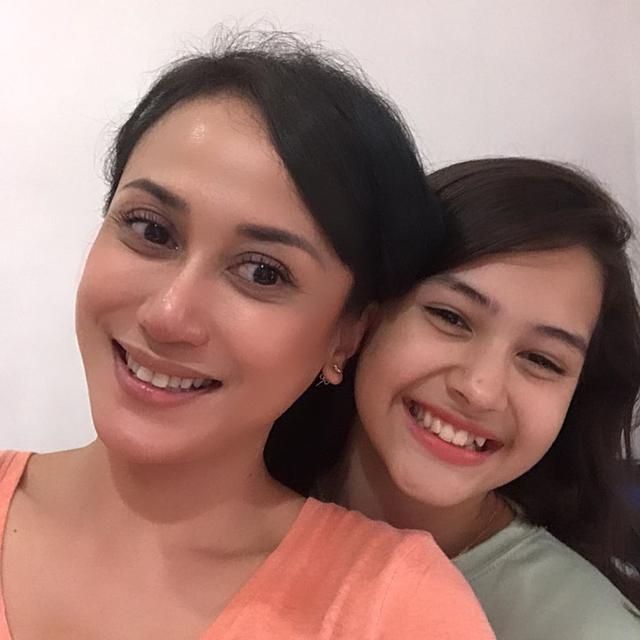 Potret Ria Probo Bareng 6 Pemain Dari Jendela SMP, Bak Ibu Kandung ...