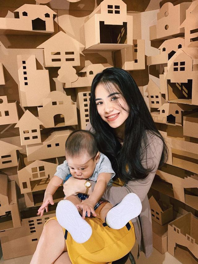 Sudah Jadi Ibu, Ini 6 Potret Zevana Idola Cilik Momong Buah Hati