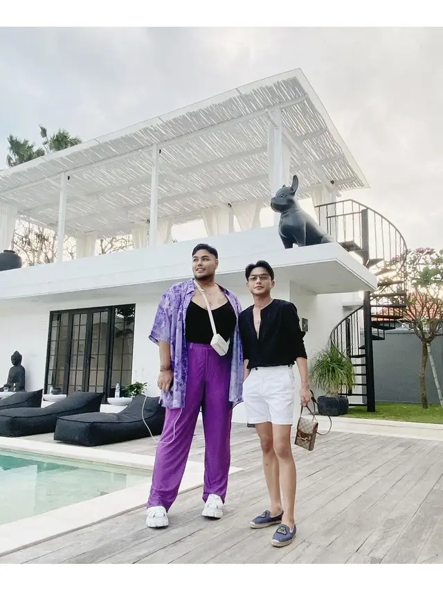 6 Potret Ivan Gunawan Liburan di Bali, Foto Bareng Pria di Pantai Bikin Heboh - Hot Liputan6.com