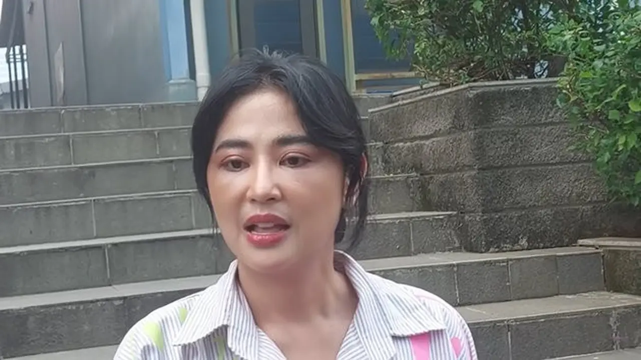 Mengaku Operasi, Ini 6 Potret Dewi Perssik dengan Wajah Bengkak