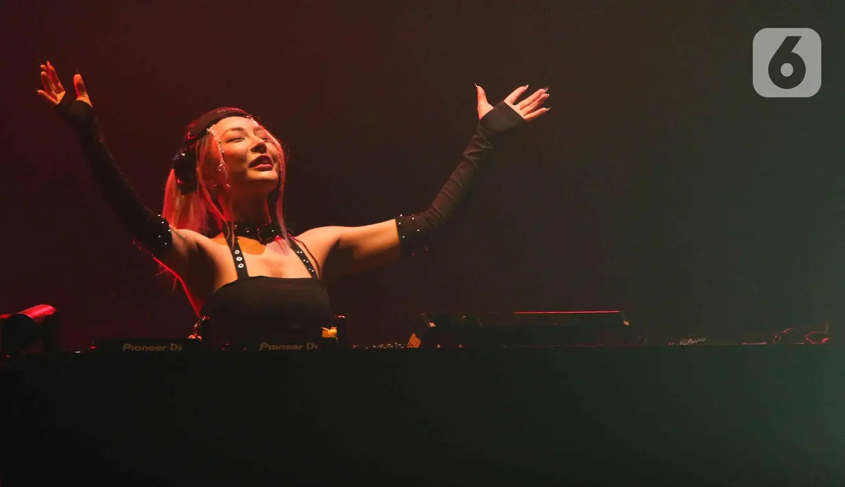 Aksi DJ Alyshia Hibur Pengunjung di DWP 2022 Hari Pertama - Foto Liputan6.com