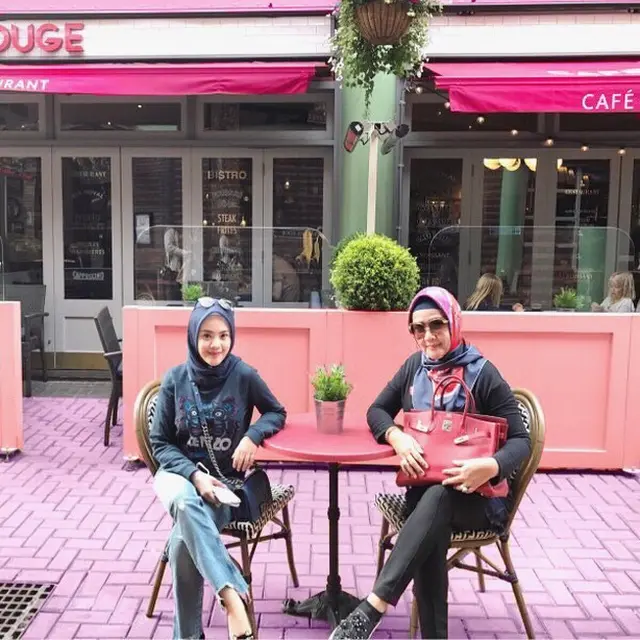 Menikah Tidak Didampingi Ayah, Ini 6 Potret Kebersamaan Dea Sahirah dan ...