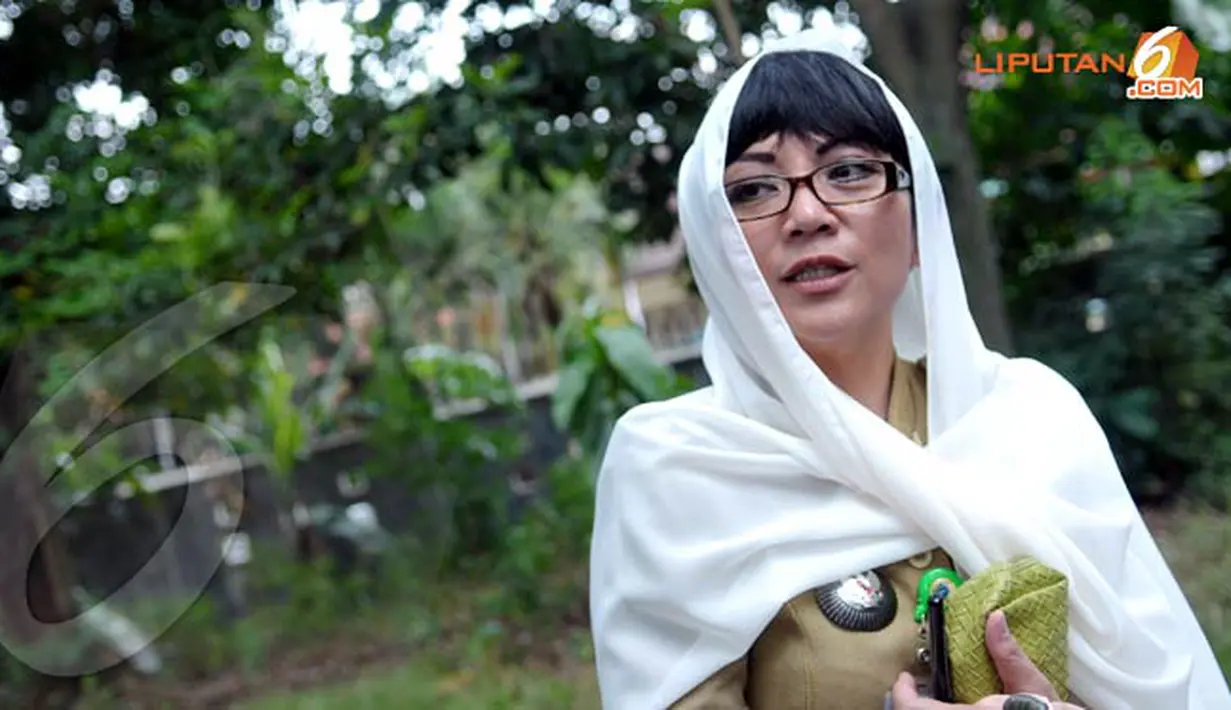 Lurah Susan Jasmine Tampil Berkedurung - Foto Liputan6.com