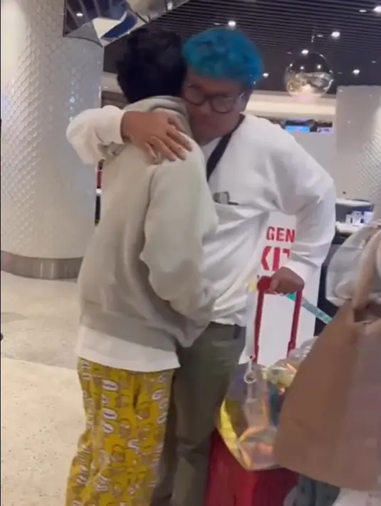 Momen Haru Uya Kuya dan Astrid Kembali ke Indonesia, Peluk Erat Cinta ...