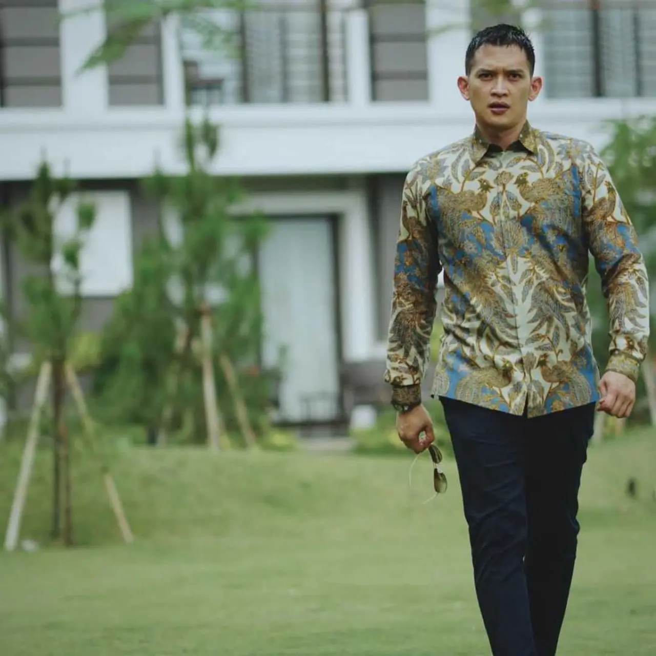 10 Artis Ganteng Kenakan Batik, Adipati Dolken Gagah Berkarisma Ali ...