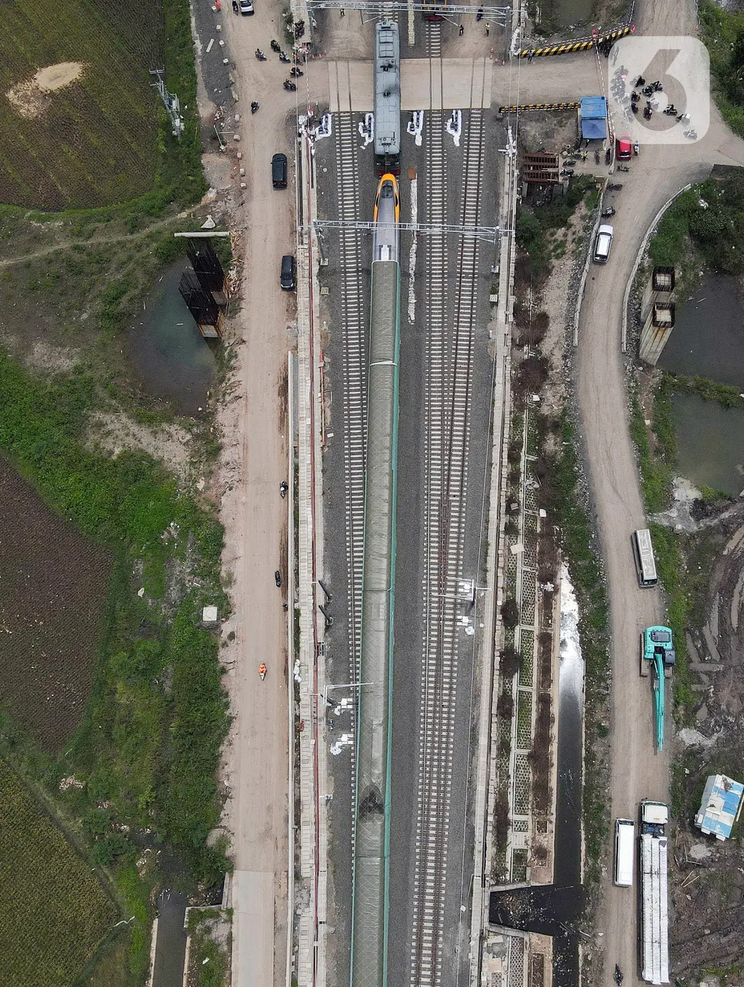 Rangkaian Kereta Cepat Jakarta-Bandung Terparkir di Stasiun Tegalluar ...