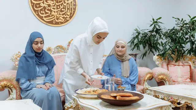 Doa Mau Makan dan Artinya untuk Umat Islam, Kenali Adab saat Makan ...