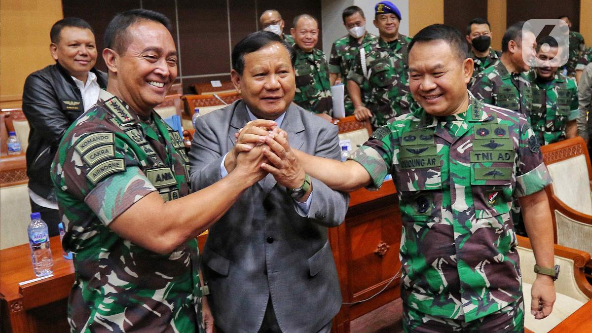 Momen Prabowo Rangkul Jenderal Dudung dan Panglima TNI Andika Perkasa di Hadapan Komisi I DPR ...