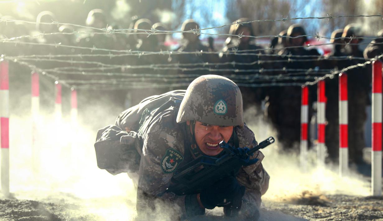 FOTO: Pandemi COVID-19, Tentara China Latihan Militer di Pegunungan ...