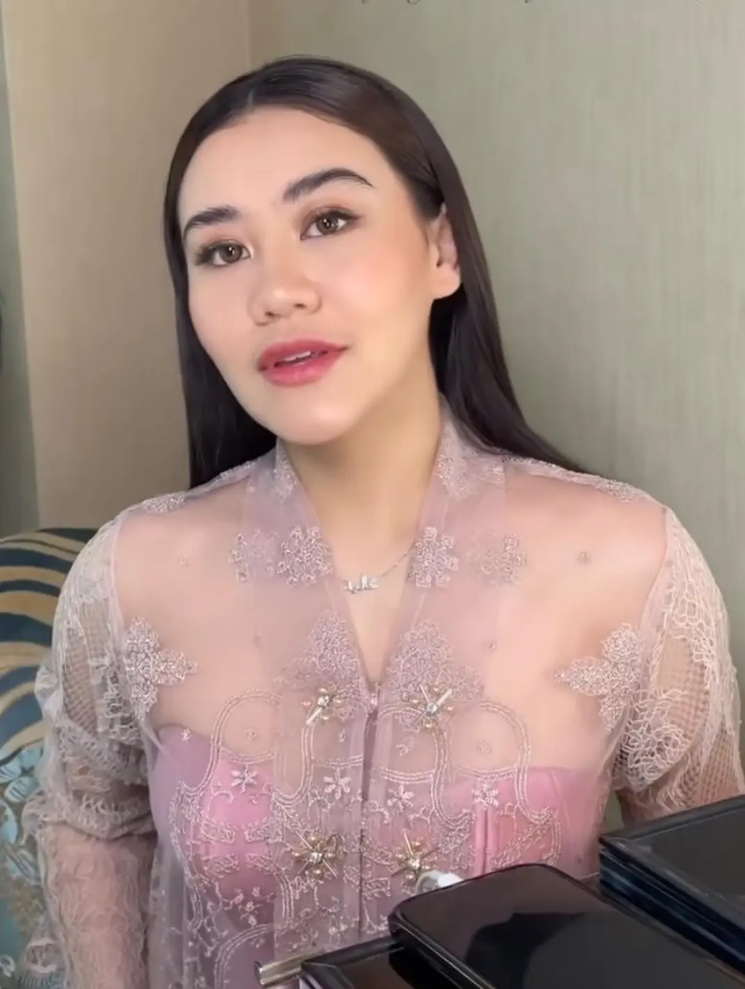 6 Gaya Aaliyah Massaid Hadir di Acara Mitoni Aurel Hermansyah, Tampil Anggun Berkebaya Pink ...