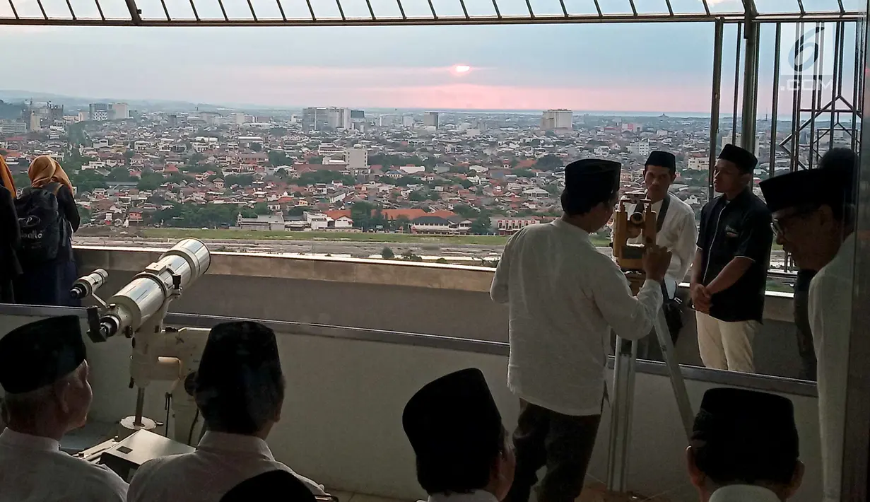 FOTO: Memantau Hilal dari Menara Al-Husna Semarang - Foto Liputan6.com
