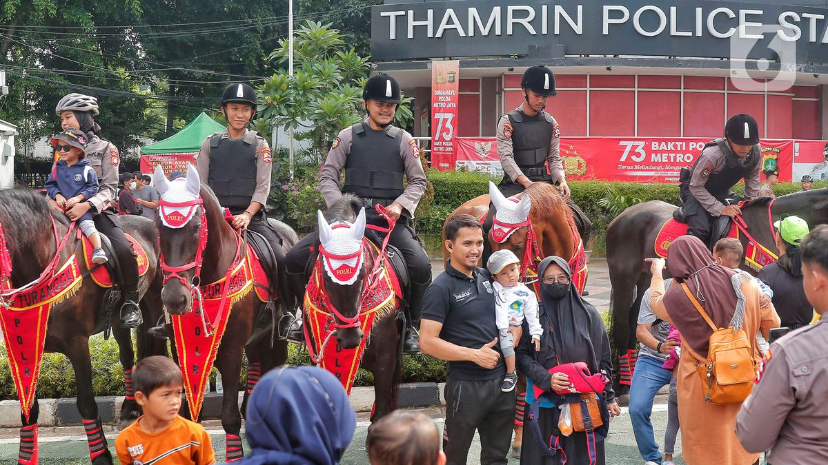 Polisi Berkuda Hibur Warga Saat CFD di Jakarta