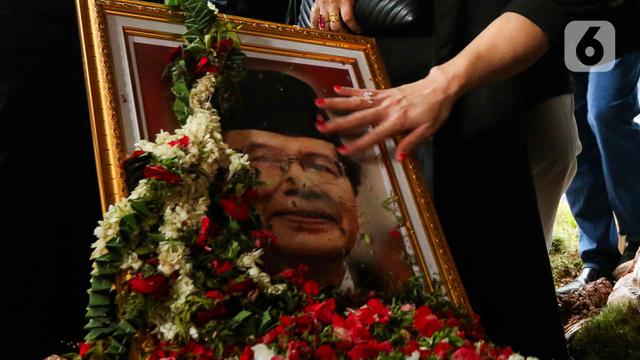 Cornelia Agatha Hadir di Pemakaman Rizal Ramli, Kedekatan dengan ...