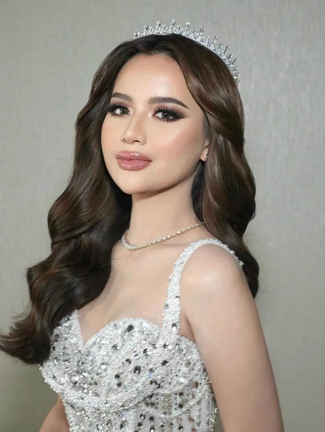 8 Potret Memukau Anggi Marito Jadi Ratu Sehari Dibalut Gaun dan Crown ...