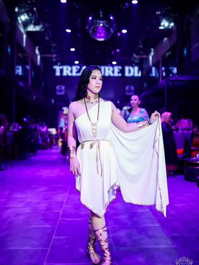 Novita Emilda Tampil Sukses Sebagai Wanita Karir dan Ibu Rumah Tangga ...