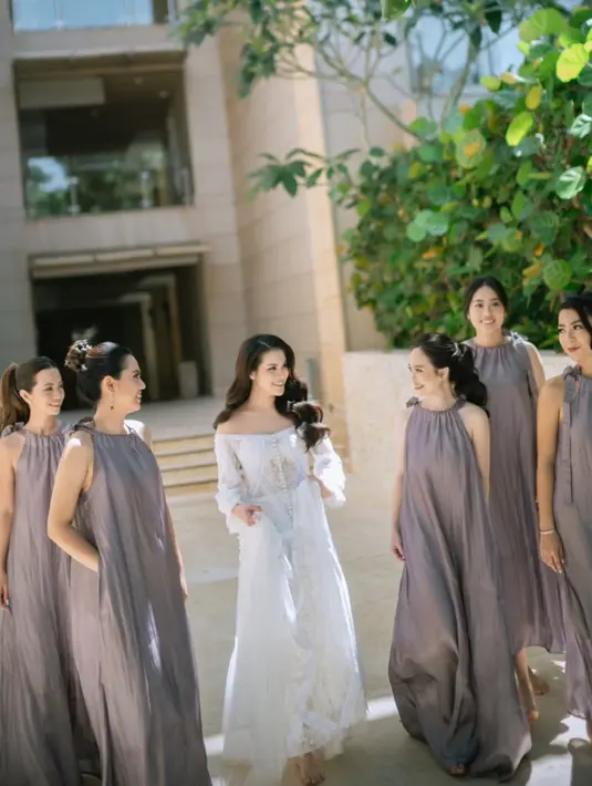 Detail Penampilan Chen Giovani Istri Fritz Hutapea di Resepsi ...