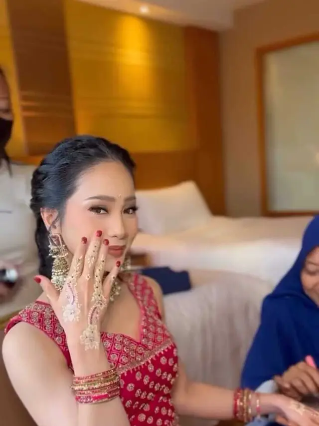 Gaya Menawan Bunga Zainal Pakai Lehenga India saat Kondangan, Tampil ...