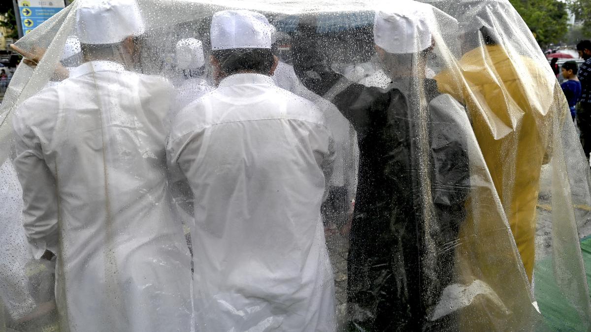 Ketika Umat Muslim India Sholat Idul Adha 2023 di Bawah Guyuran Hujan ...