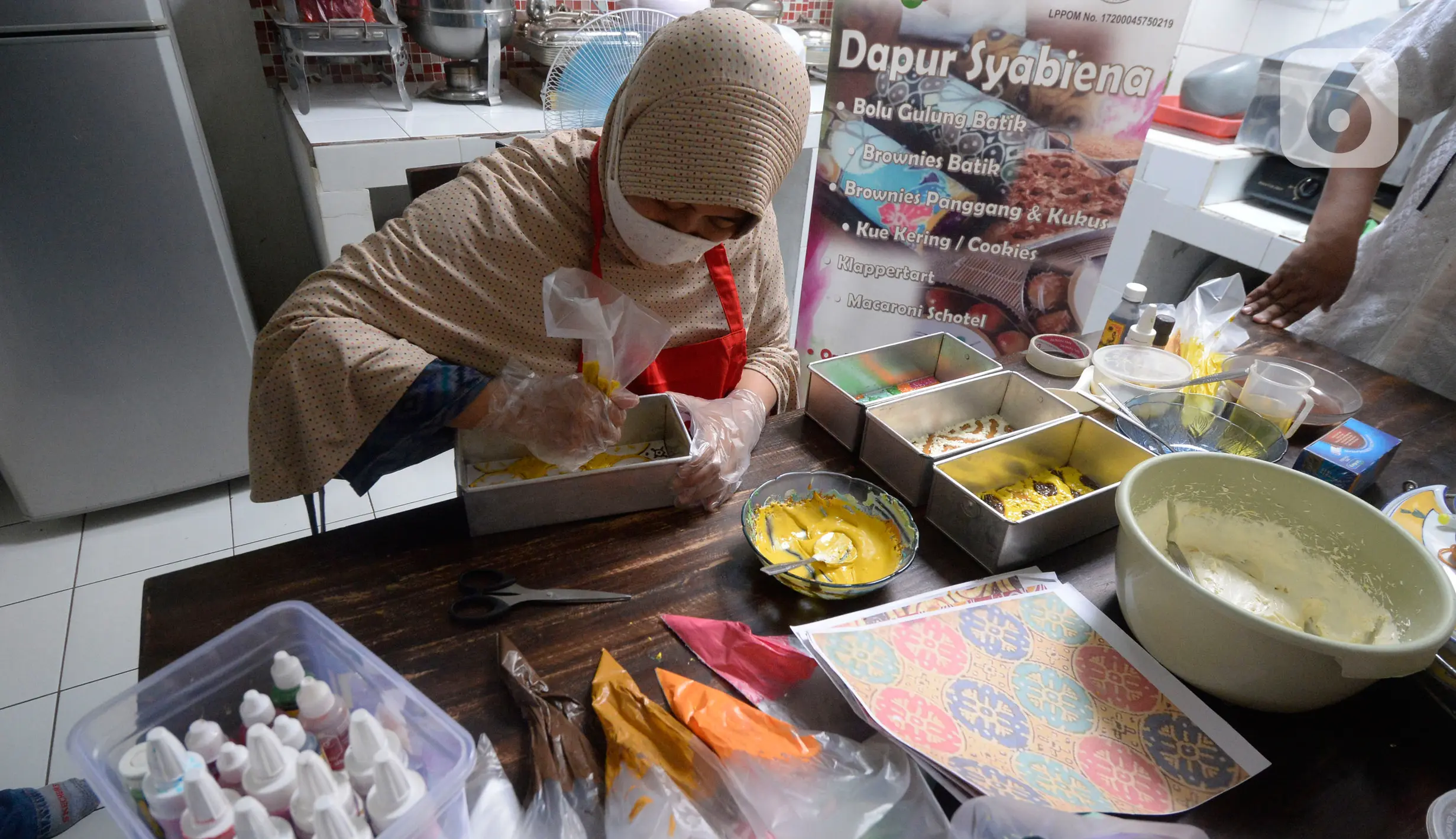 FOTO: Intip Pembuatan Brownies Bermotif Batik - Foto Liputan6.com