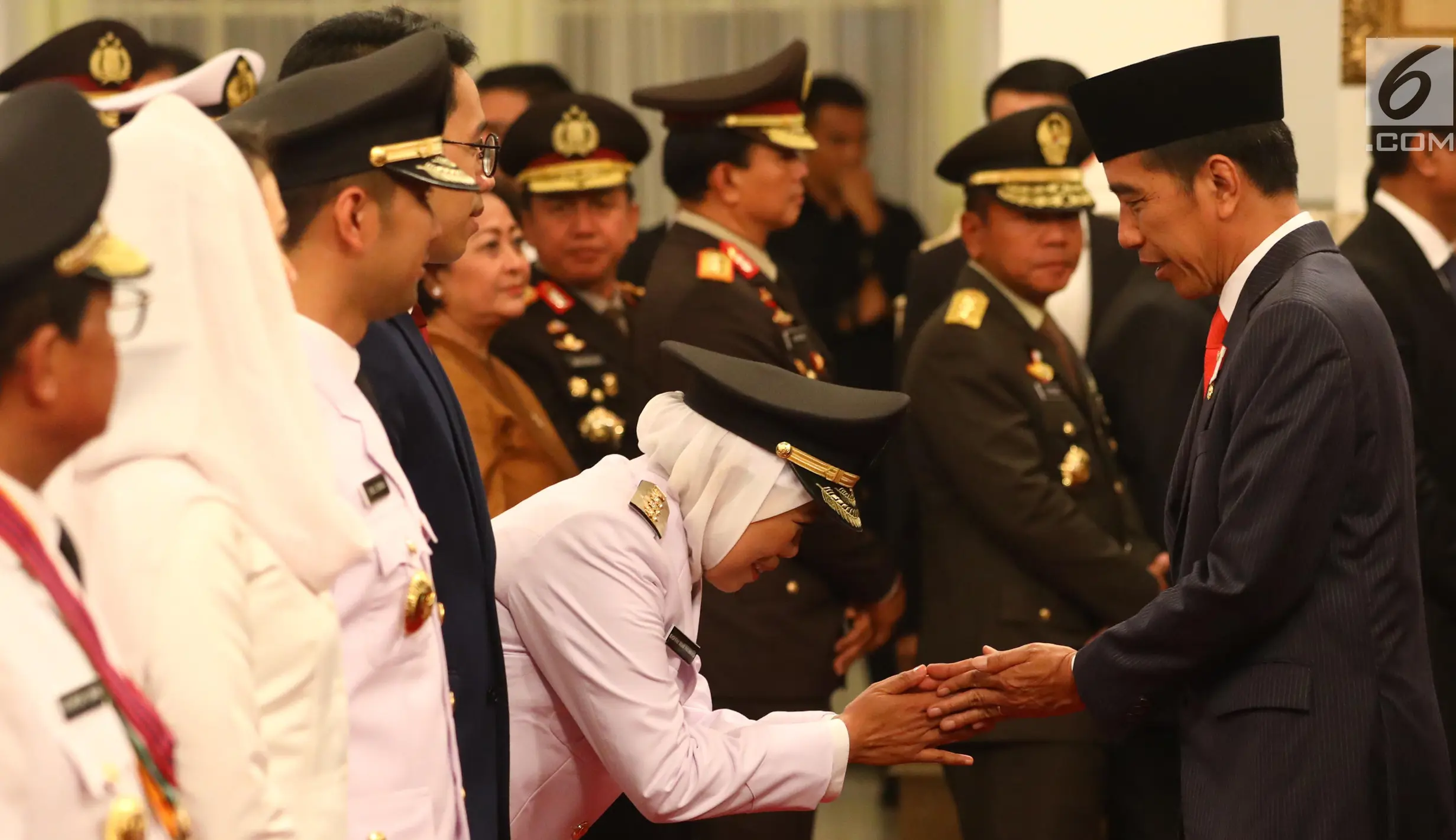 FOTO: Sah, Khofifah-Emil Jabat Gubernur dan Wakil Gubernur Jatim - Foto Liputan6.com