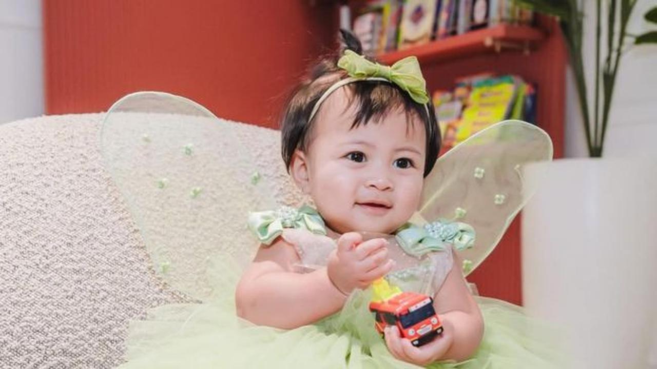 5 Potret Terbaru Baby Lily Bergaya Peri Ditemani Raffi Ahmad, Caption ...