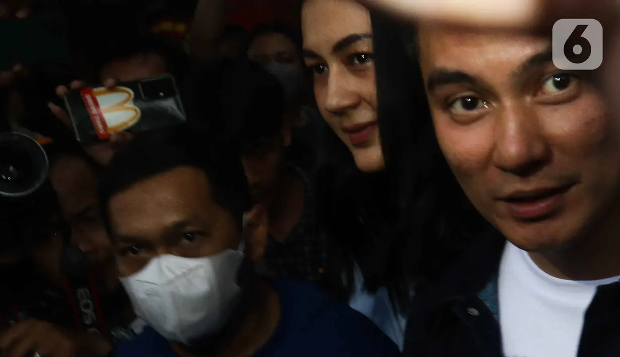 Ekspresi Baim Wong dan Paula Verhoeven Usai Diperiksa Kasus Prank KDRT - Foto Liputan6.com