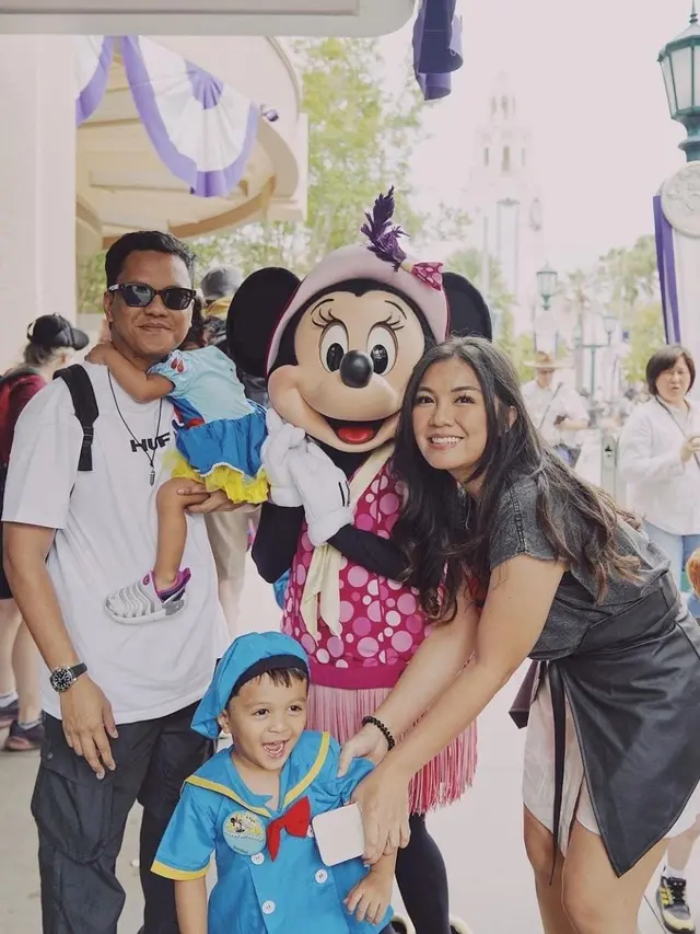 11 Potret Liburan Keluarga Arief Muhammad di US, Rayakan Ulang Tahun ...