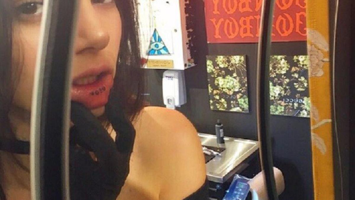 Usai Tindik Payudara, Kendall Jenner Tato Bibirnya - Entertainment ...