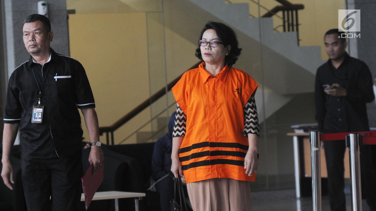 FOTO: Arlene Manurung Jalani Pemeriksaan Perdana Pasca Ditahan - Foto ...