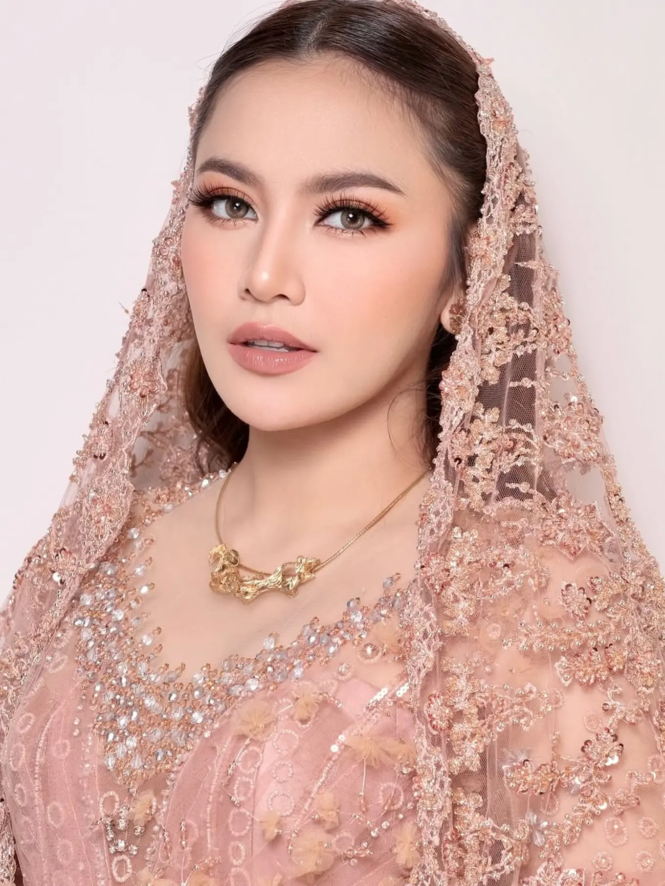 Potret Flawless Makeup Mahalini di Tasyakuran 7 Bulan Kehamilan ...
