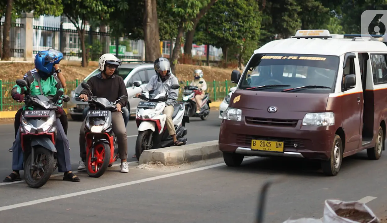 FOTO: Minim Pengawasan, Pemotor Bebas Lawan Arah di Lenteng Agung - Foto Liputan6.com