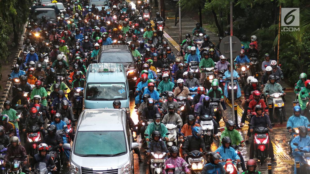 FOTO: Imbas Hujan Deras, Banjir dan Macet Terjadi di Jalanan Ibu Kota