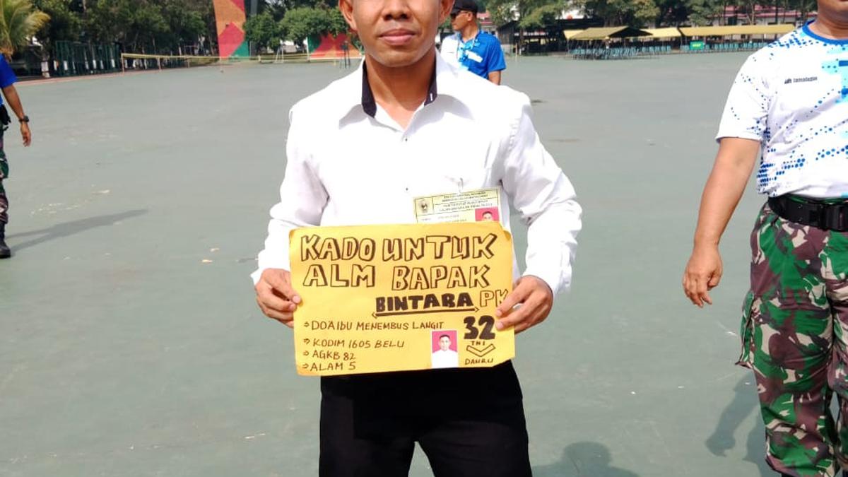 Joni Pemanjat Tiang Bendera yang Viral Akhirnya Dilantik Jadi Bintara ...