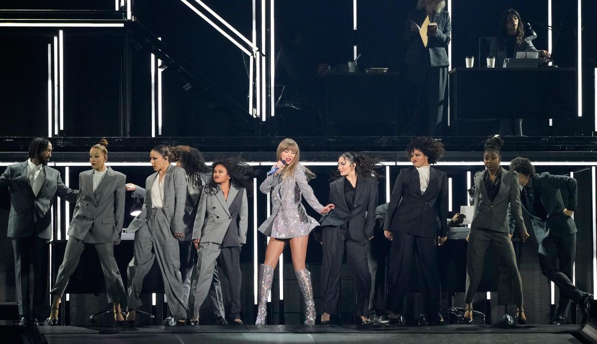 Taylor Swift Tampil Memukau Saat Awali The Eras Tour di State Farm Stadium