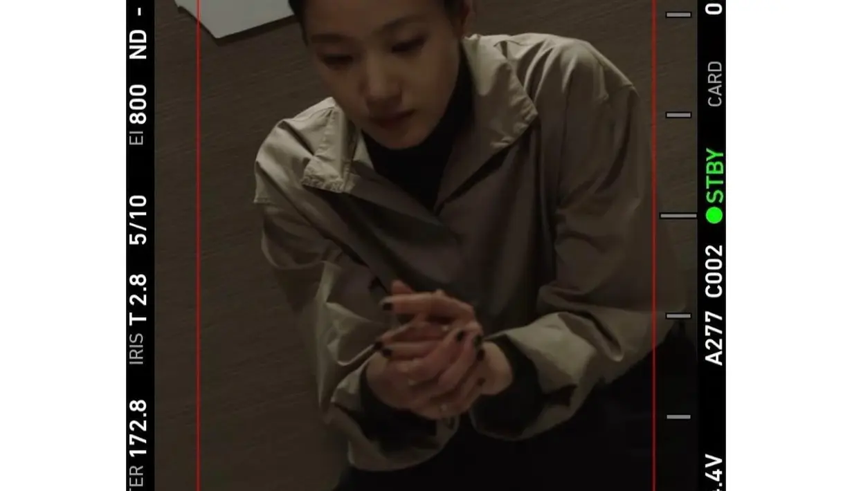 Jadi Dukun, Kim Go Eun Bagikan Foto di Balik Layar Film Exhuma - Foto ...