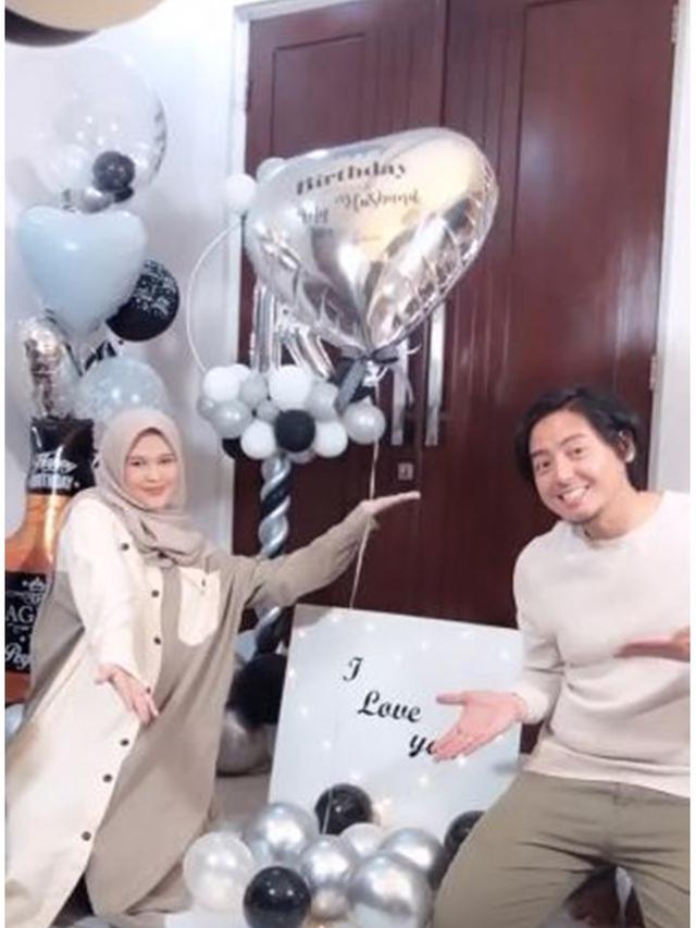 Roger Danuarta Ulang Tahun ke-38, Ini 7 Momen Kejutan Romantis dari Cut Meyriska - Hot Liputan6.com